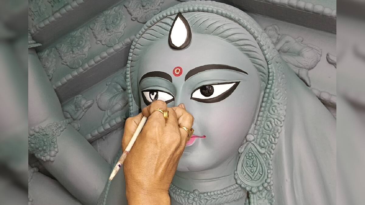Durga Puja 2023: ৩০ বছর ধরে মহালয়ার এই শুভদিনে মেয়ের হাতে মায়ের ...