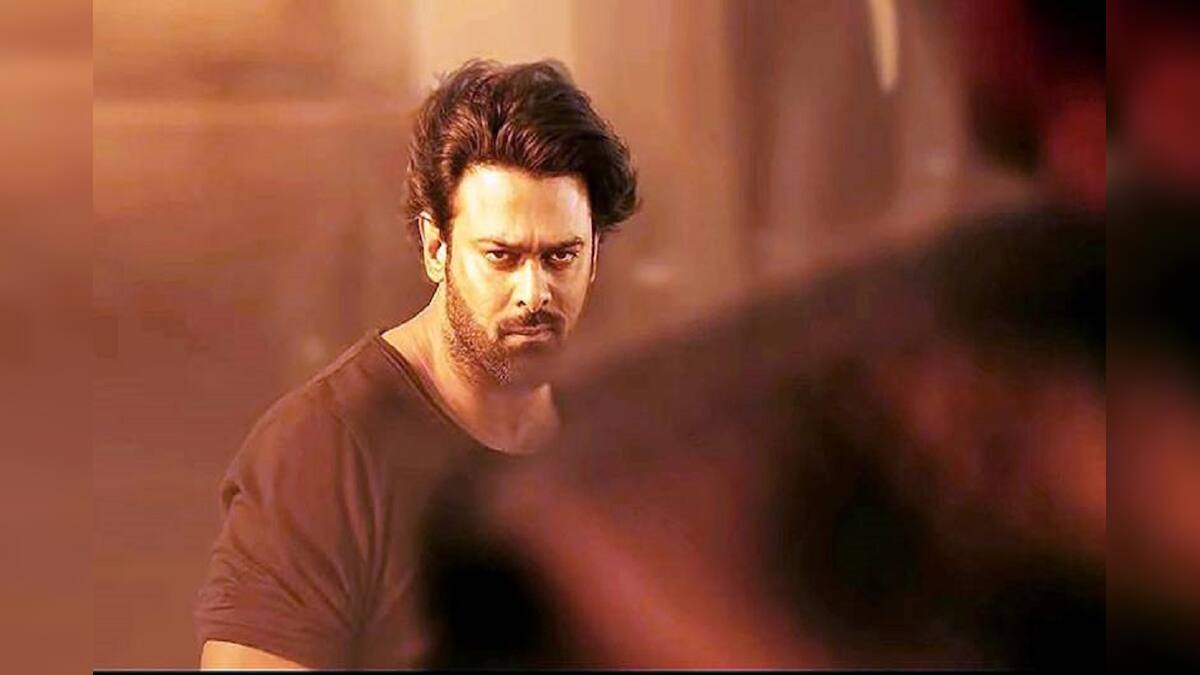 Prabhas Fan Slaps প্রভাসকে চড়! ছবি তুলেই 'বাহুবলীর' গালে সপাটে আঘাত, দেখুন ভাইরাল ভিডিও ...