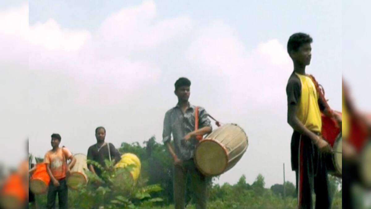 বেশি রোজগারের আশায় দুর্গাপুজোর সময় অন্যত্র চলে যায় ঢাক বাদকরা | Dhak ...