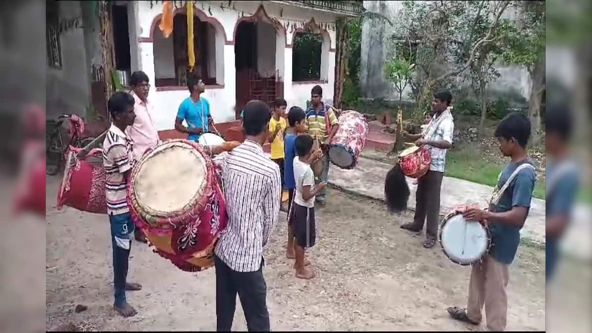 বেশি রোজগারের আশায় দুর্গাপুজোর সময় পরিবারের সঙ্গে কাটাতে পারেন না ঢাক ...