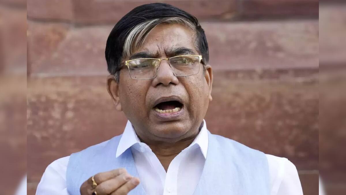 Bjp 'কেন্দ্রীয় মন্ত্রী সুভাষ সরকার চাকরি দুর্নীতি যুক্ত', পোস্টারে ...