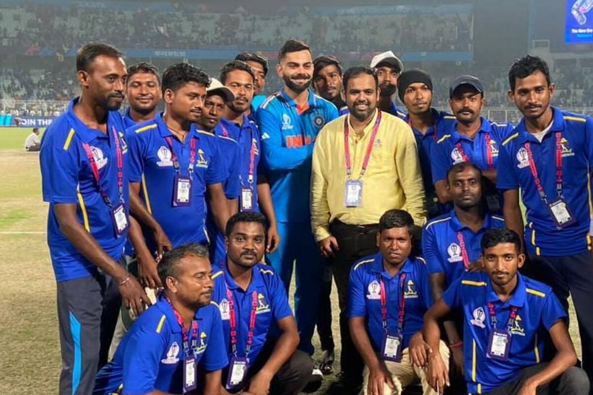 Virat Kohli: বিরাট মনের মানুষ কোহলি, ইডেনে মাঠকর্মীদের সঙ্গে ফটো সেশন ...
