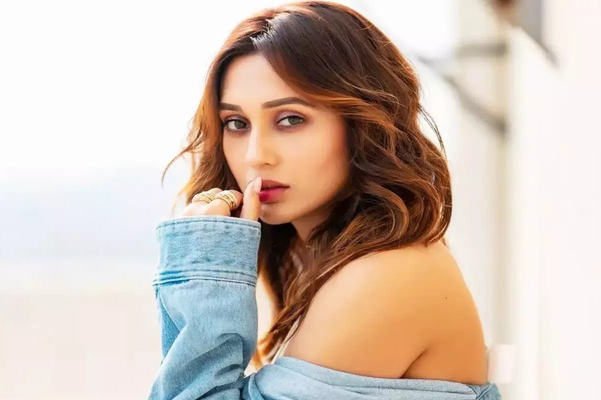 Mimi Chakraborty হাওয়ায় উড়ল পোশাক টুপি চরম বেকায়দায় মিমি প্লেনে