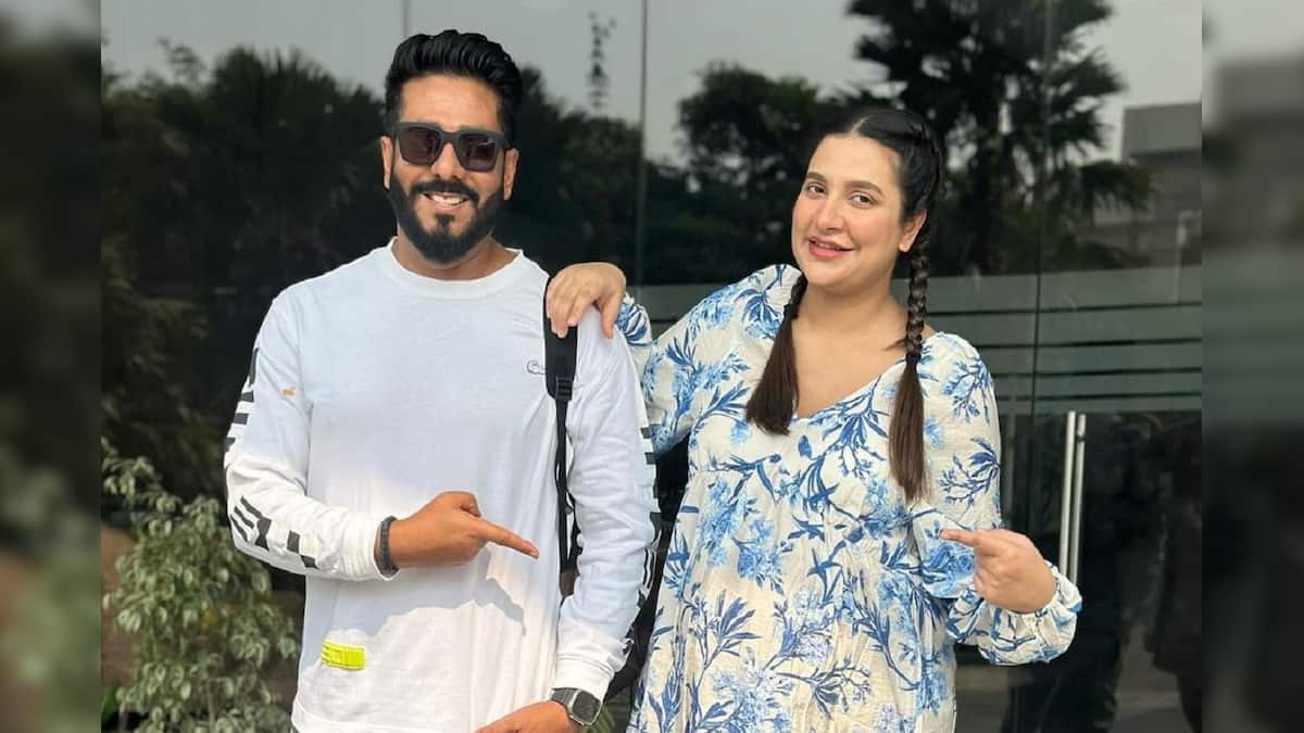 জুলাই মাসে নিজের দ্বিতীয় প্রেগন্যান্সির কথা প্রকাশ্যে আনেন রাজ-শুভ৷ ...