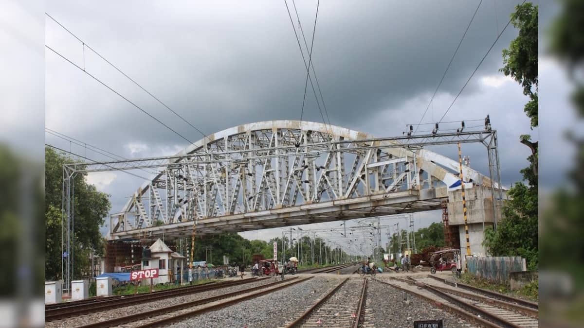 Indian Railways: ট্রেনের গতি বাড়াতে দুর্দান্ত উদ্যোগ! একাধিক জায়গায় রেল ওভারব্রিজ নির্মাণ ...