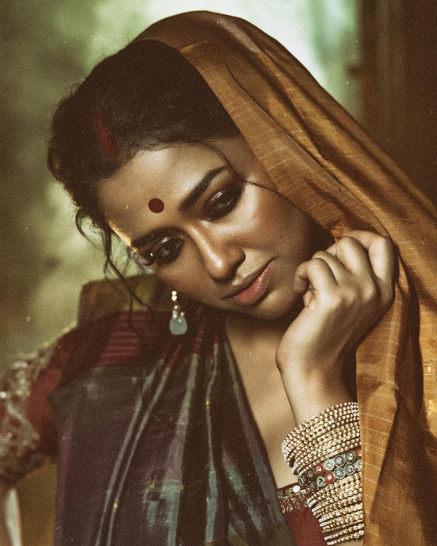 Sohini Sarkar: লাল টিপ, মোটা কাজল! শাড়িতে ঝরছে আবেদন! তুমুল ভাইরাল ...