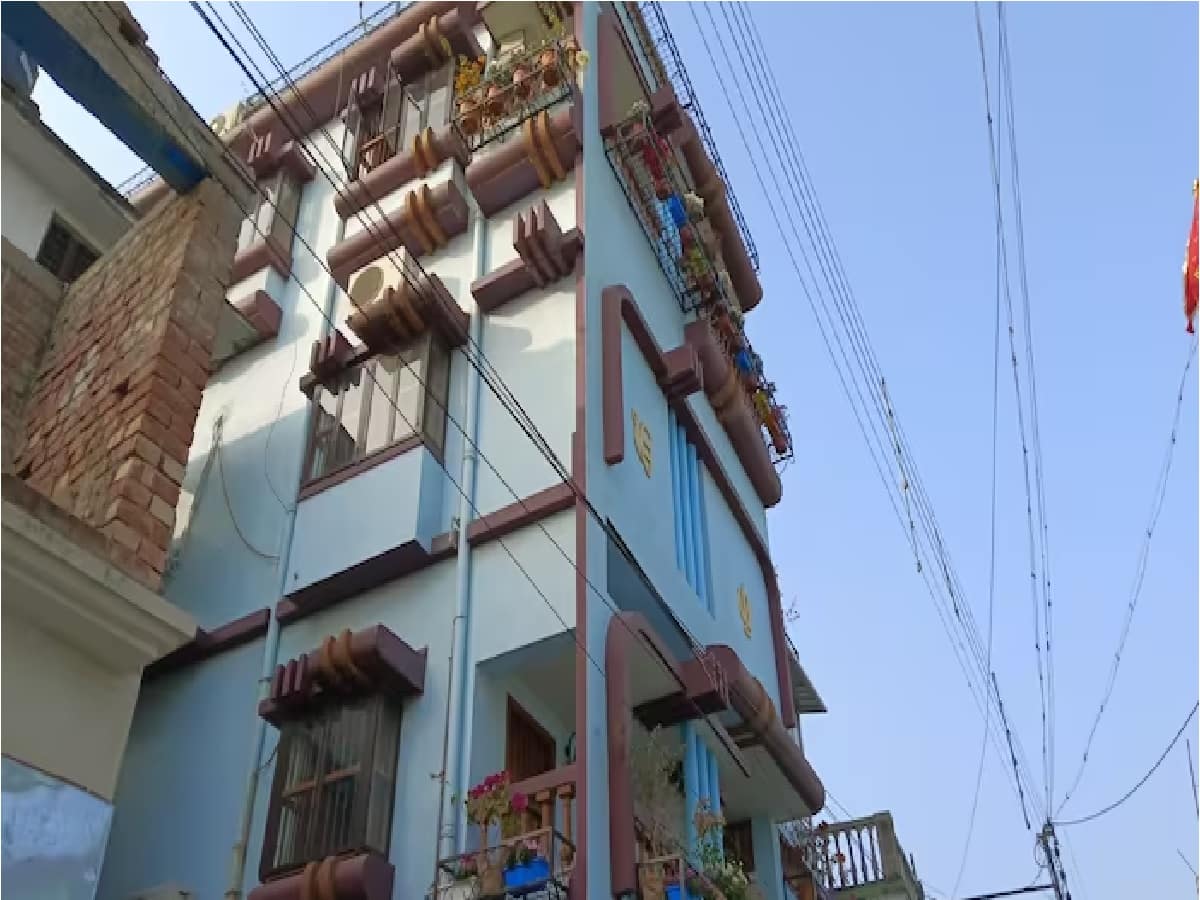 তিনি এই মুহূর্তে বলিউডের সুপার স্টার সিঙ্গার, তা বলে এই তাঁর বসতবাড়ি ...