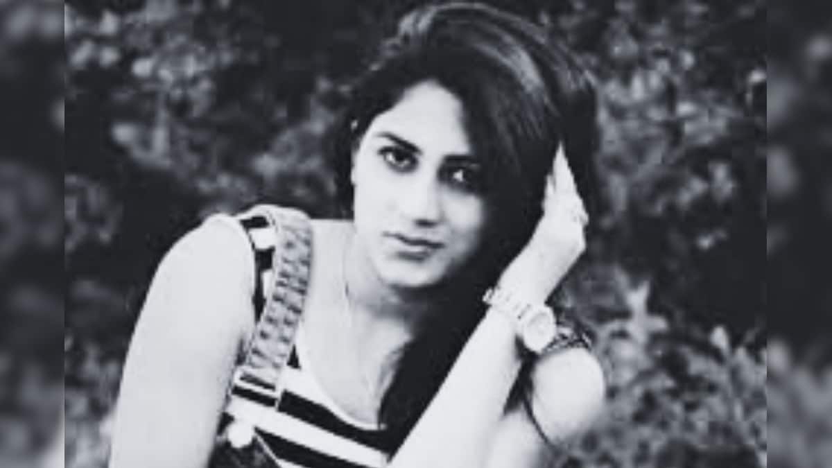 Divya Pahuja: ভয়ঙ্কর কাণ্ড! টেনেহিঁচড়ে হোটেল থেকে নিয়ে যাওয়া হচ্ছে ...