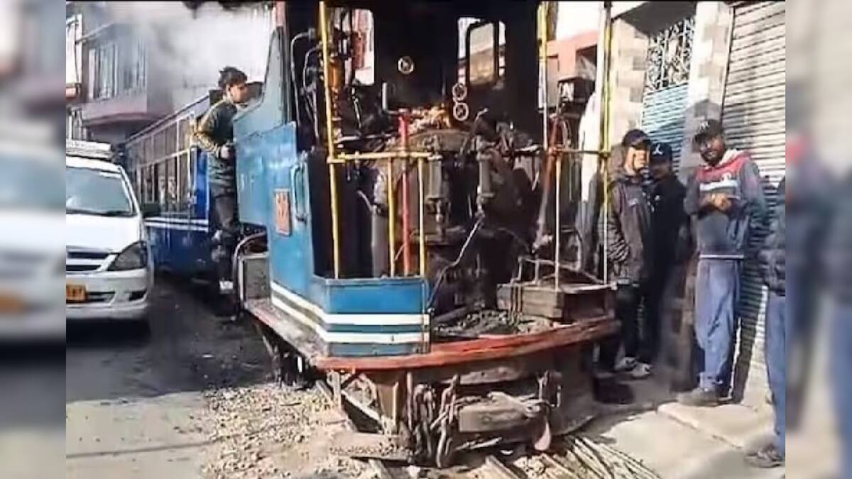 Toy Train Accident দার্জিলিংয়ে টয় ট্রেন দুর্ঘটনা, দেখুন সেই ভয়াবহ ...
