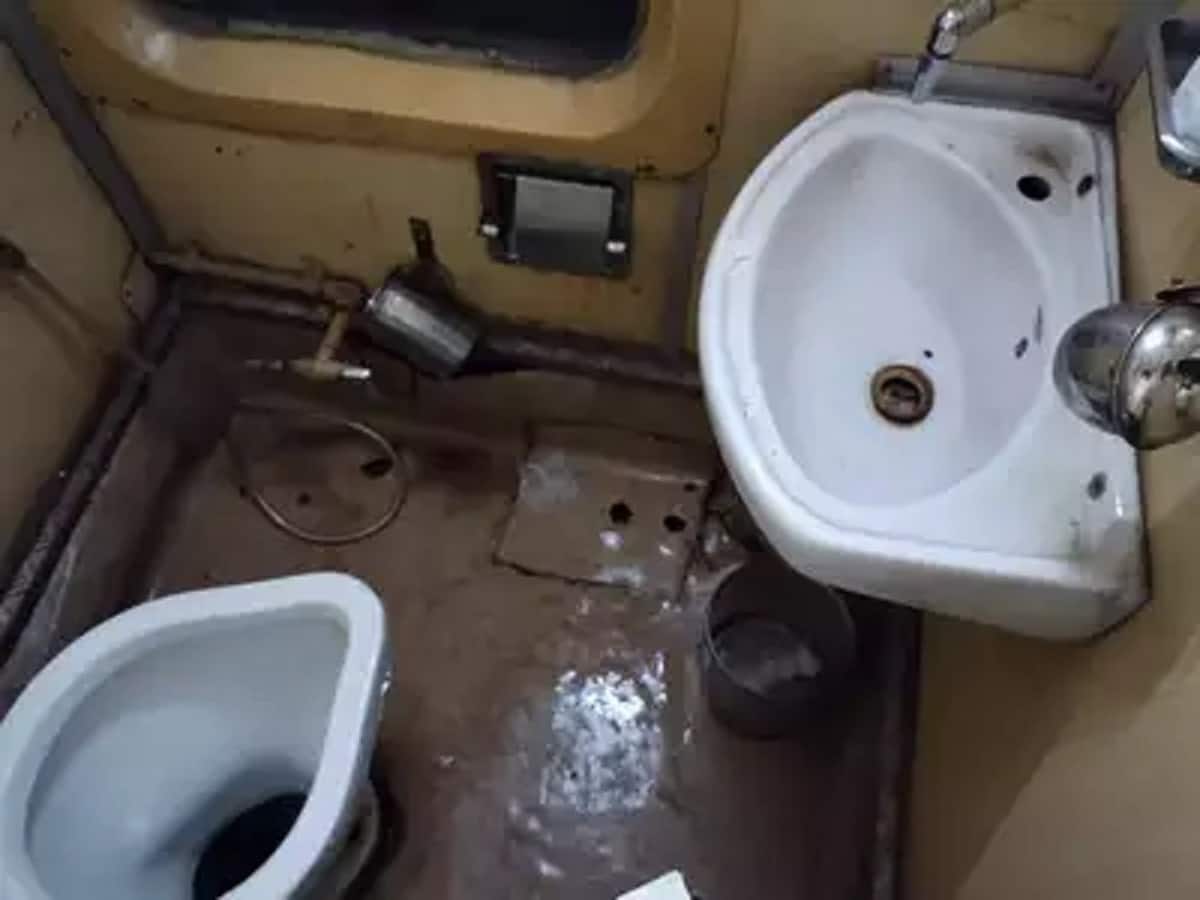 Knowledge Story Indian Railways Toilet ট্রেনে টয়লেট আসলে কিন্তু এই বাঙালির অবদান! তাঁর জন্যই ...