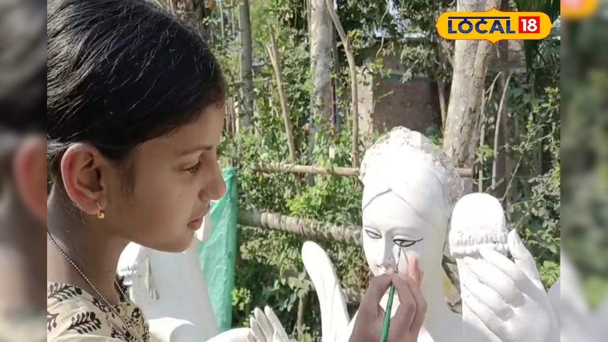 সুন্দরবনের অষ্টম শ্রেণির ছাত্রী রিঙ্কি সাঁতরা সরস্বতী প্রতিমা তৈরি করছে | Saraswati Puja 2024 ...