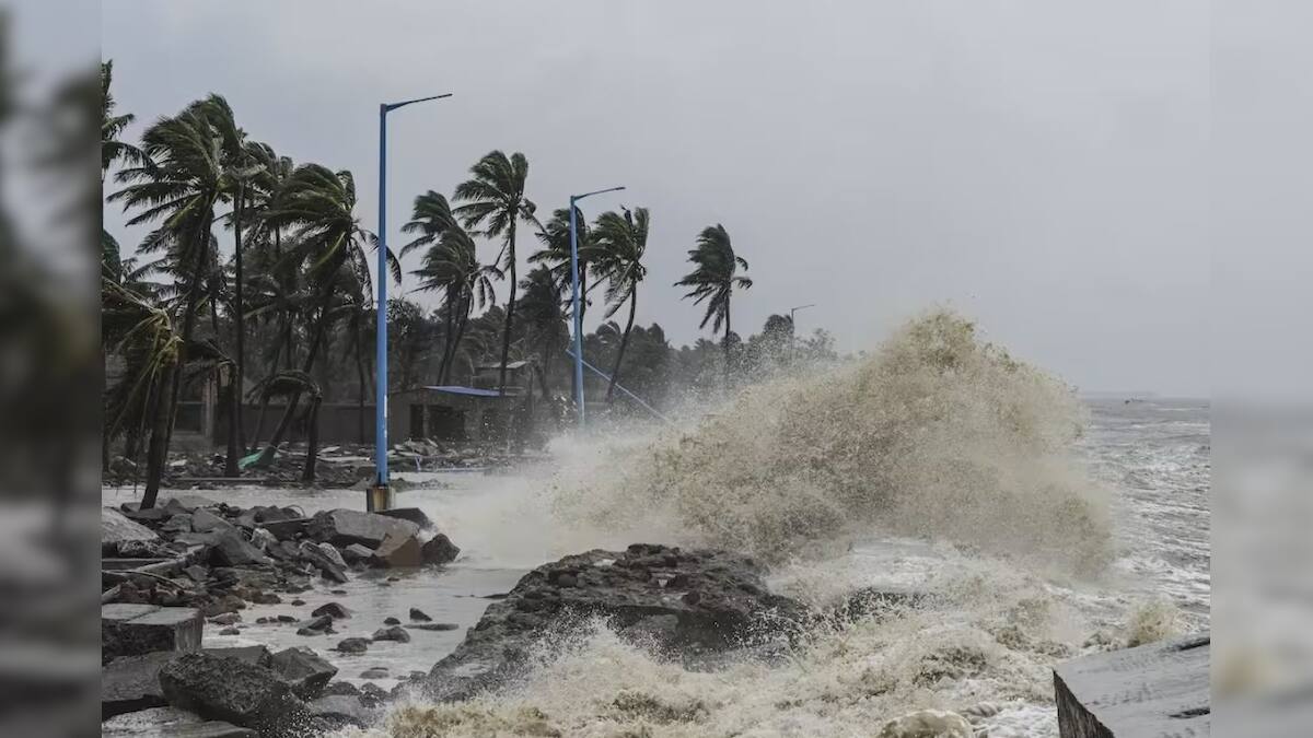 Tropical Storm Eleanor: ভারত মহাসাগরে ফুঁসছে ভয়ানক ঘূর্ণিঝড়, ১২০ ...