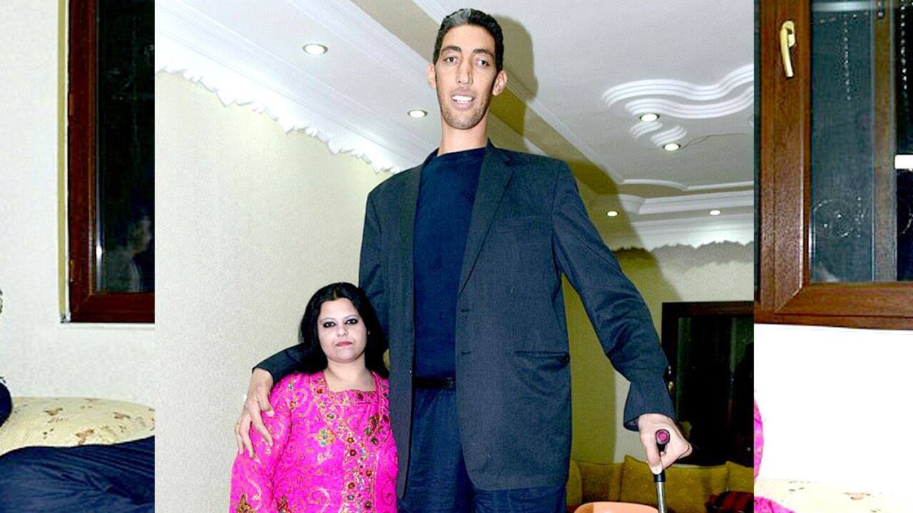 World's tallest man: তিনি রাস্তায় দাঁড়িয়ে হাত বাড়িয়ে বন্ধ করেন ...