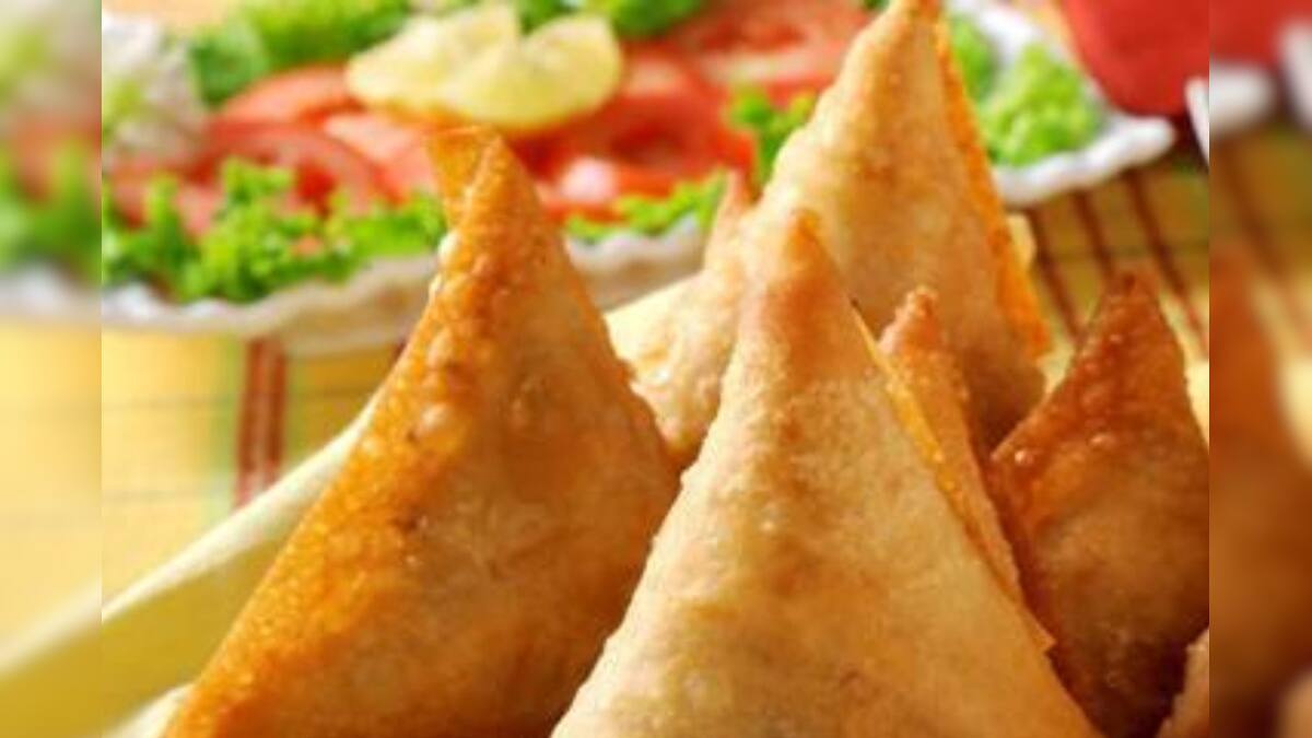 Samosa Stall: ৮৫ বছরের বৃদ্ধার হাতে বানানো খাবারের মুগ্ধ এলাকাবাসি ...