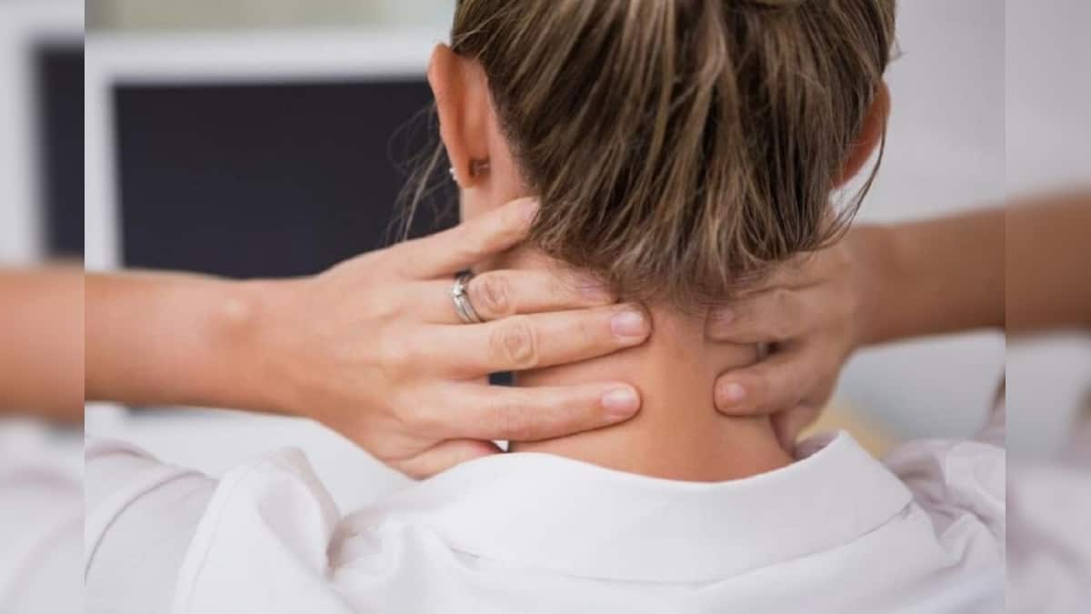 Neck Cracking: বলুন তো, ঘাড় ফাটালে কেন আরাম লাগে? কোনও বড় রোগের লক্ষণ ...