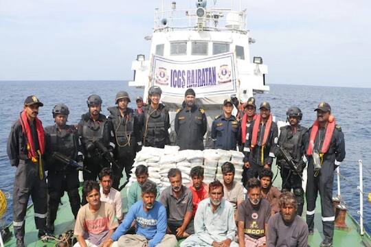 Pak Boat in India গুজরাতে ঢুকল পাক বোট, বড় ষড়যন্ত্র! ৬০২ কোটি টাকার ...