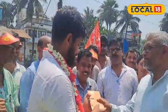 Sayan Banerjee Cpim Candidate সিপিএমের সায়নের প্রচার চলছিল তমলুকে, হাতে করে এ কী নিয়ে এলেন এক ...