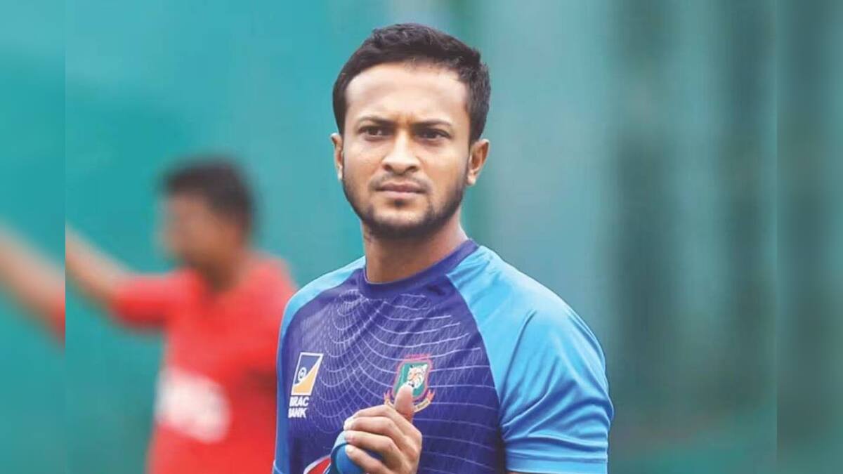 Shakib Al Hasan Grabs Neck a fans neck and pushes Him Away for Selfie ...