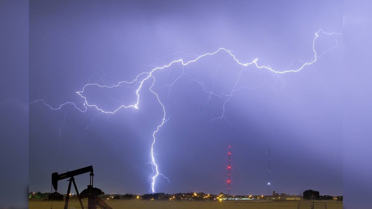 বিনা মেঘে বজ্রপাতে জলপাইগুড়িতে মৃত্যু হল এক মেষপালকের | Lightning ...
