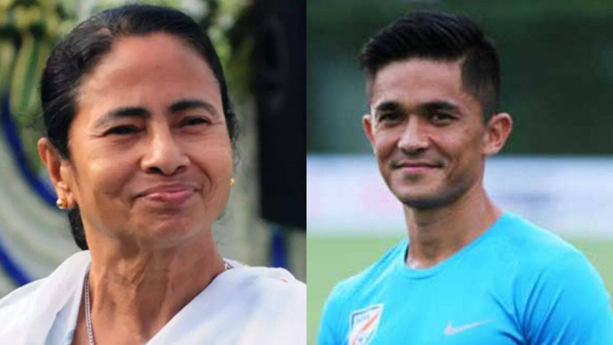 CM Mamata Banerjee greets Sunil Chhetri before playing the last match ...