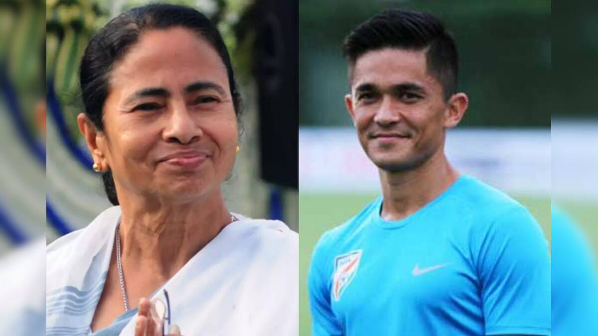 CM Mamata Banerjee greets Sunil Chhetri before playing the last match ...