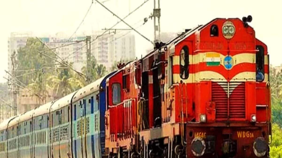 Indian Railways: কামরায় কামরায় হন্যে হয়ে খুঁজছেন পরিজনদের...? নিজের ...