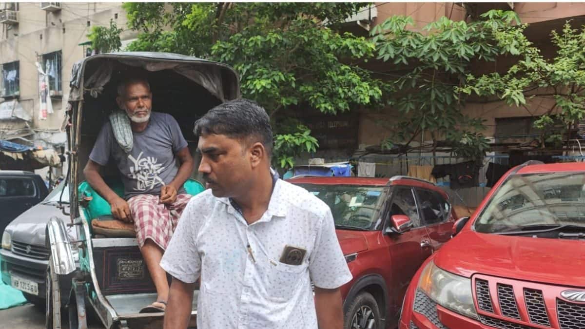 Bangla News: কর্মই ধর্ম! ১০ জন টানা রিক্সাওয়ালাকে কলকাতা ঘোরালেন পুলিশ ...