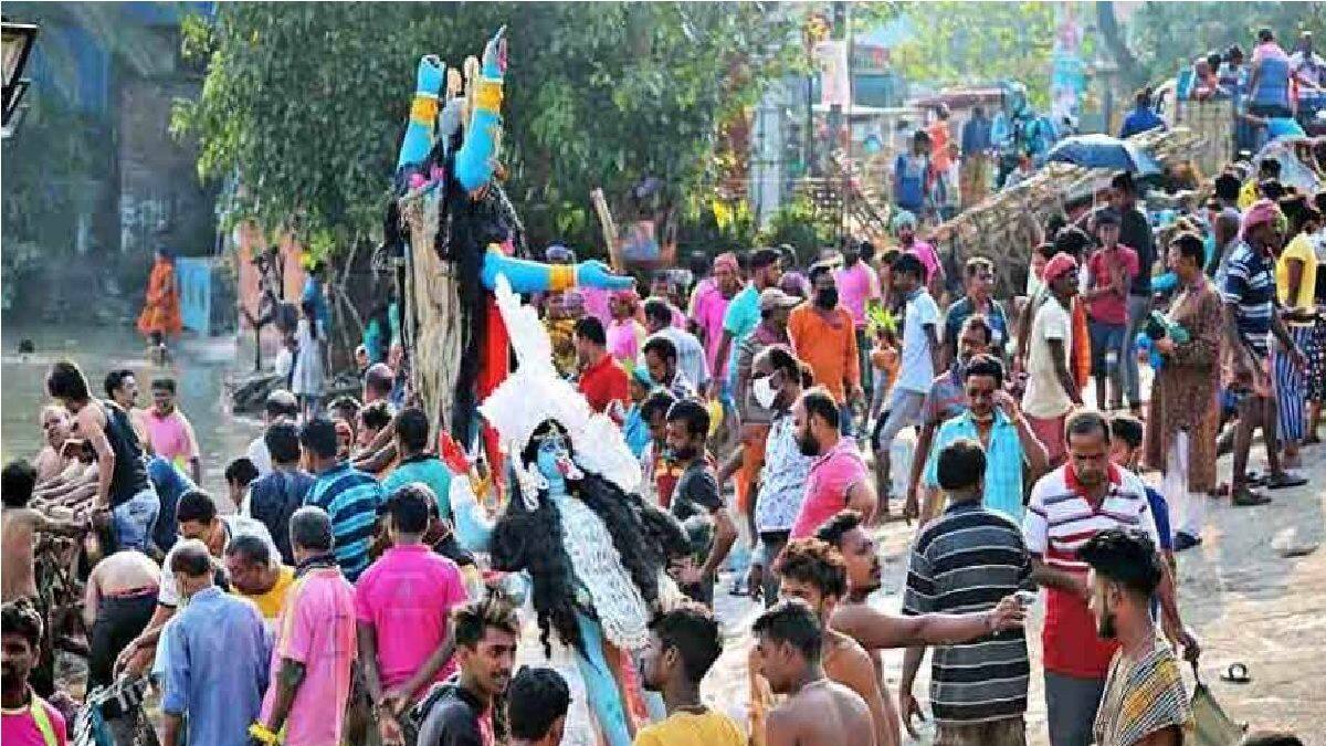 Kali Puja: কালীপুজোর ভাসানে বাজির বদলে বোমা, শোভাযাত্রা থেকে ছোঁড়া ...