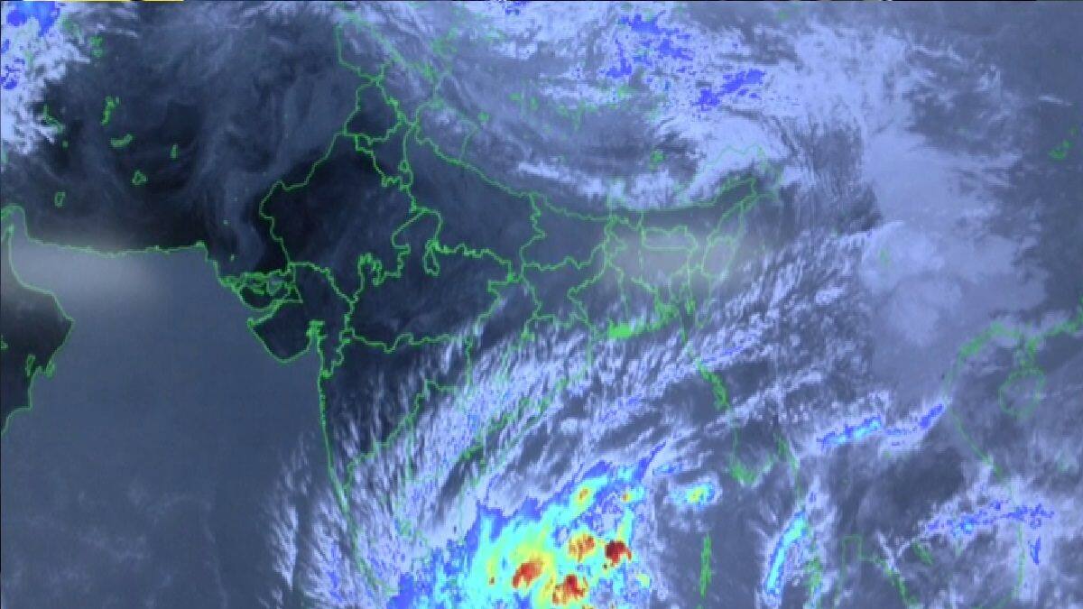 Cyclone Fengal latest live update: থমকে গেল 'শীত'! ঝমঝমিয়ে বৃষ্টি ...