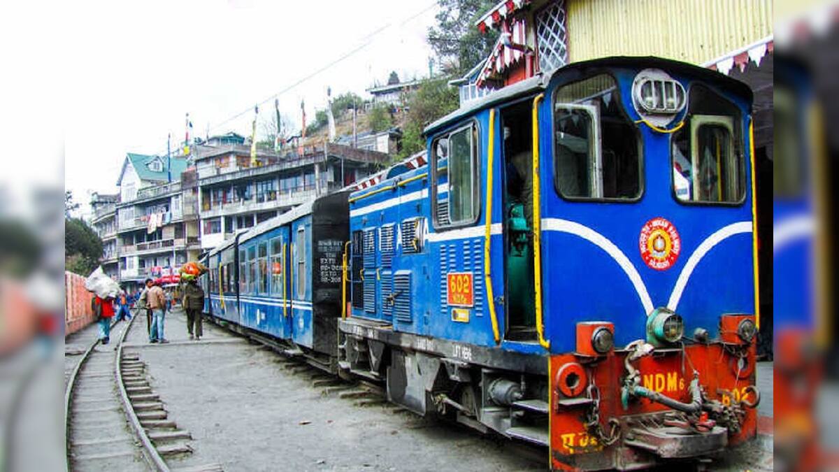 Toy Train Accident শিলিগুড়ি থেকে দার্জিলিং যাওয়ার পথে হঠাৎ প্রবল ...