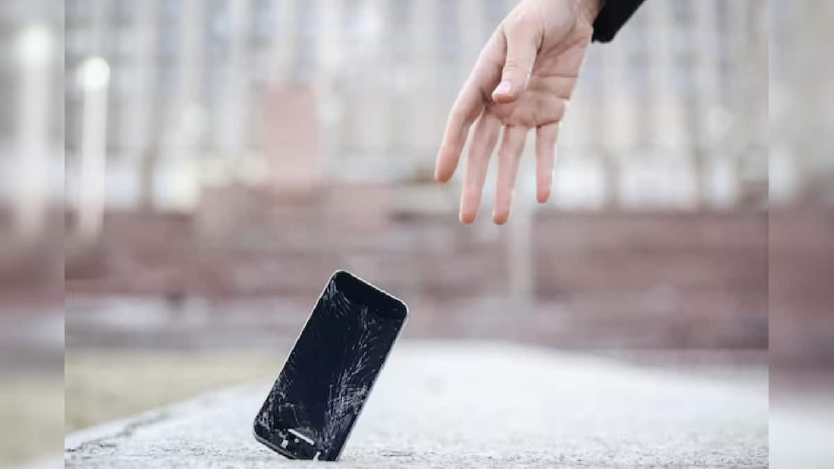 what will happen if smartphone fallen from hand, স্মার্টফোন হাত থেকে ...