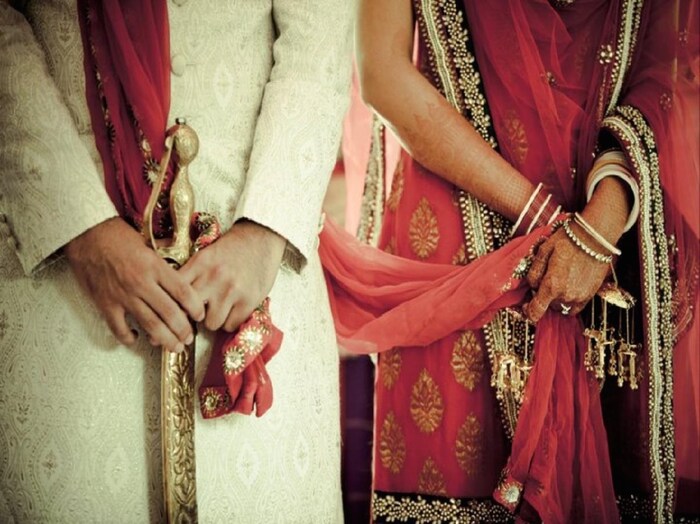Fact Check Bride wearing Banarasi Bikini বেনারসি বিকিনি পরে বিয়ে করছেন ...
