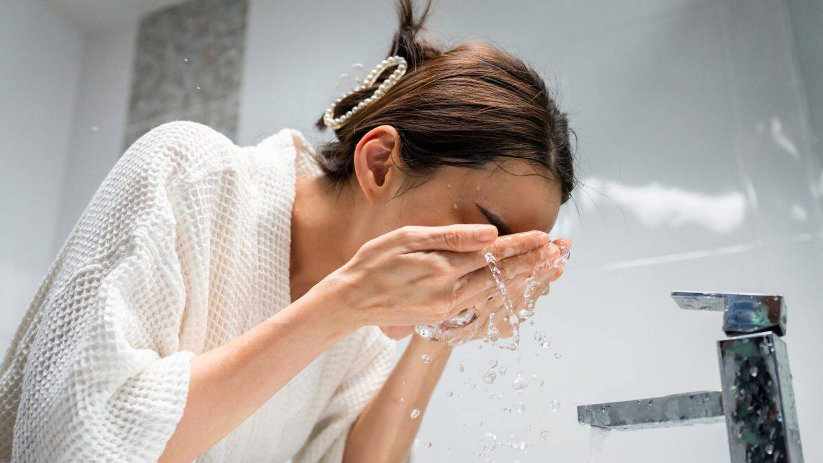 Winter Face wash: শীতকালে ত্বকের ‘ফুটিফাটা’ অবস্থা? জেনে নিন মুখ ধুতে ...