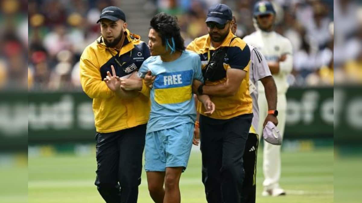 Pitch invader hugs Virat Kohli and dances on MCG in bizarre moment on ...