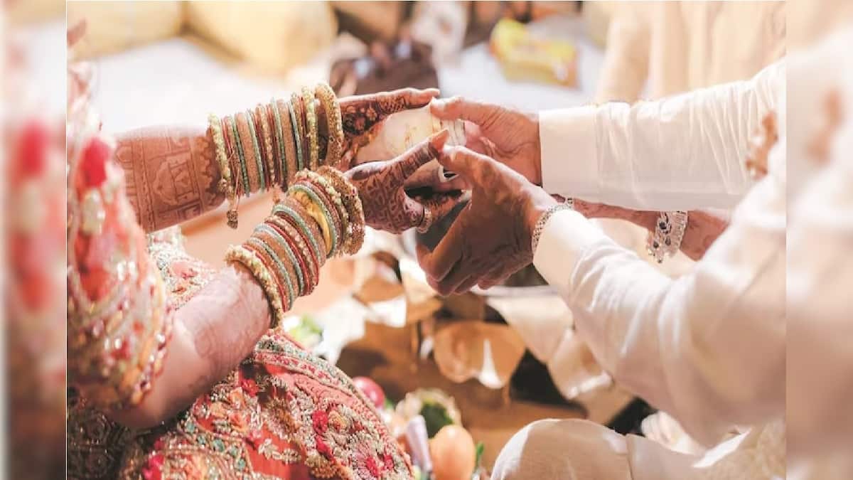 Biyer Card: বিদেশেই প্রেম, ধুমধাম করে বিয়ে, রিসেপশনের কার্ড বাইরে ...