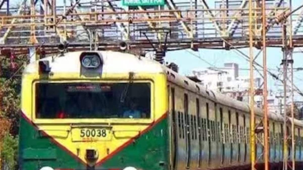 Fire in Train: ফের ট্রেনে আতঙ্ক! শিয়ালদহ শাখার ট্রেনে আগুন, ধোঁয়া ...
