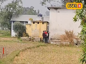 Jalpaiguri News মাধ্যমিকের বাংলা পরীক্ষায় হলের পাশে ওরা কারা? দূর থেকে ক্যামেরায় ধরা পড়ল সব ...
