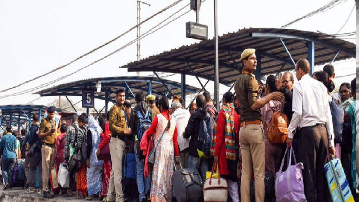 Indian Railway News: 'এত ঘামছ কেন?' এসি ট্রেনের যাত্রীকে দেখে সন্দেহ ...