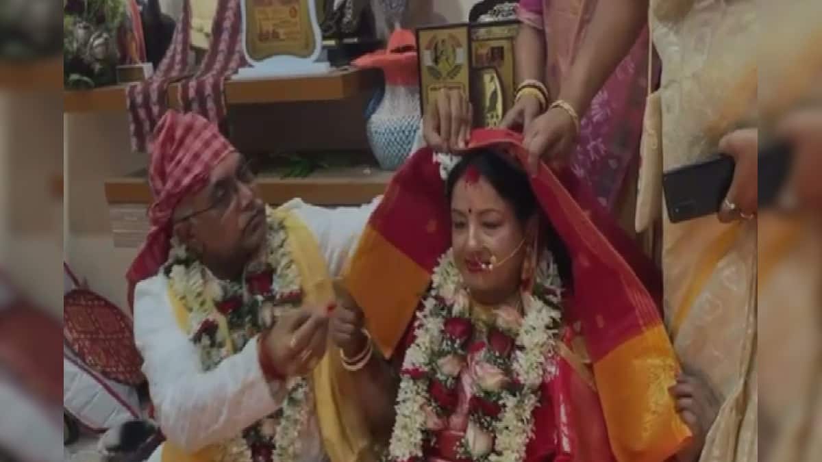 Sindur Dan By Dilip Ghosh: মাথা ঢাকা লাল লজ্জাবস্ত্রে, দিলীপ ঘোষ ...