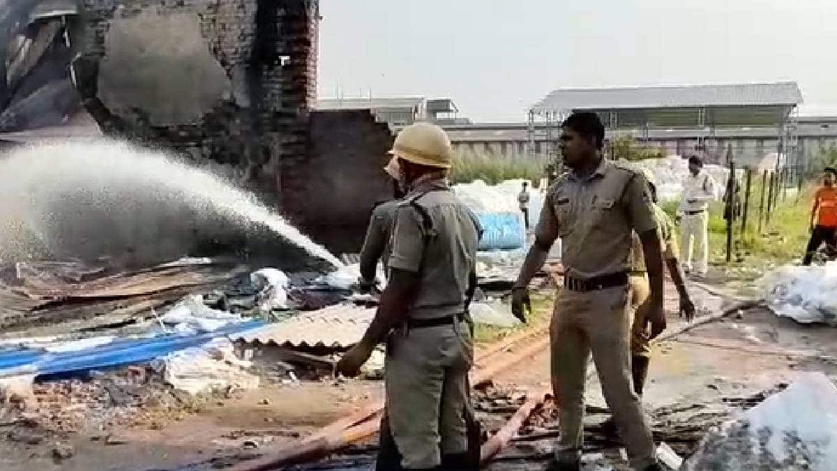 Alampur Fire আলমপুরে ভয়াবহ অগ্নিকাণ্ড! থালাবাটি তৈরির কারখানায় আগুনে ...