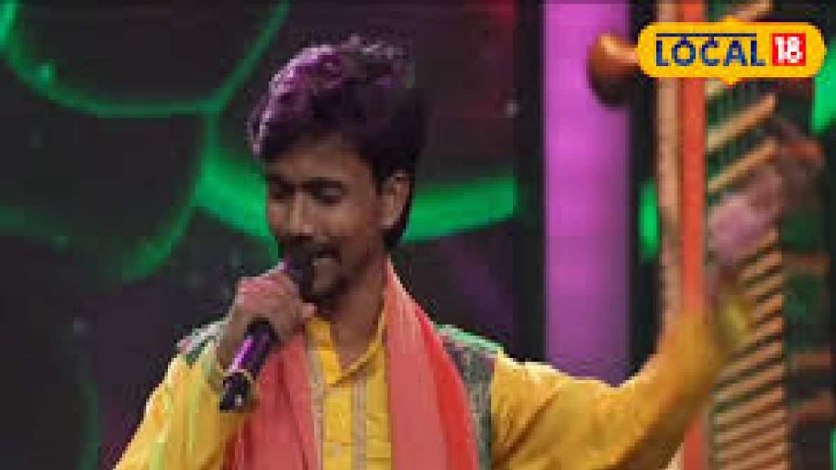 দূরদর্শনের মঞ্চে আলোড়ন ফেলেছেন এই যুবক! ভোজপুরি গান ধরতেই সবার গায়ে কাঁটা, এখনও না চিনলে চিনে ...