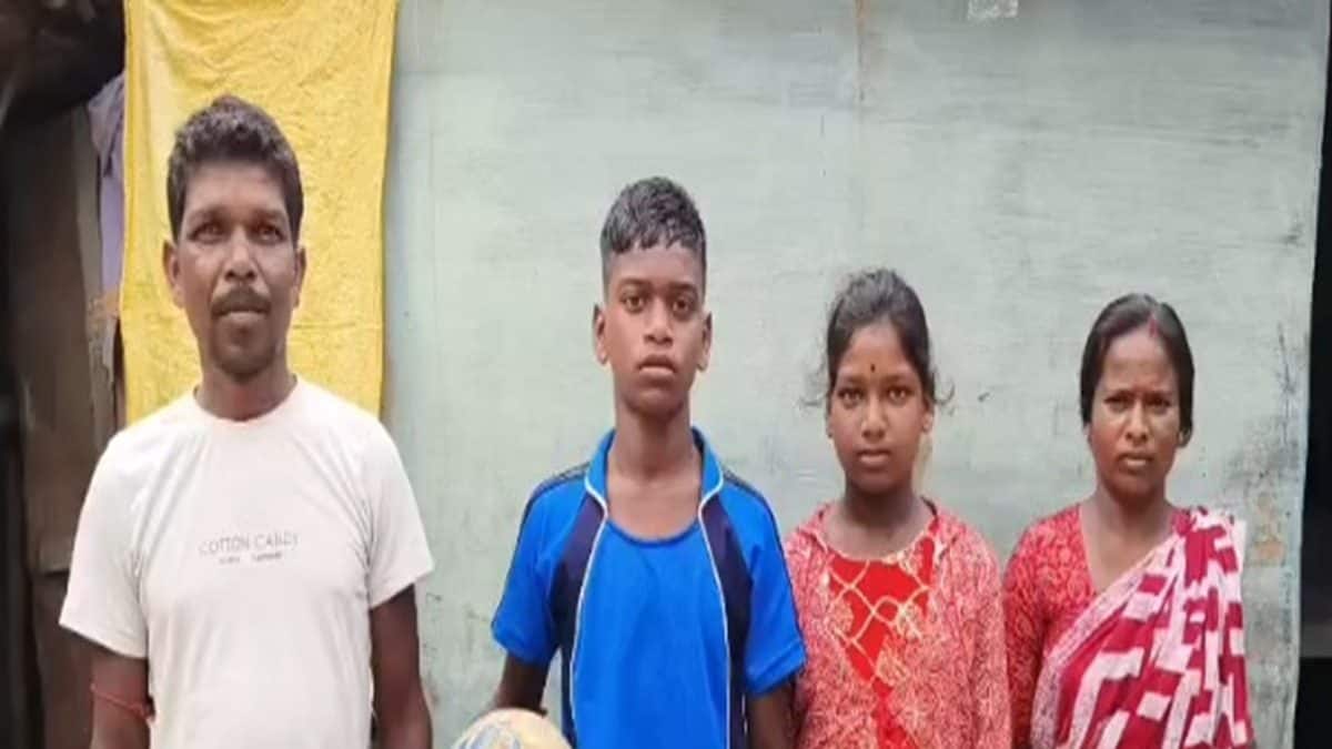 পাঁকে পদ্মফুল! বাংলার জুনিয়র ফুটবলের উজ্জ্বল নাম সুরজ সরেন, টাকার ...