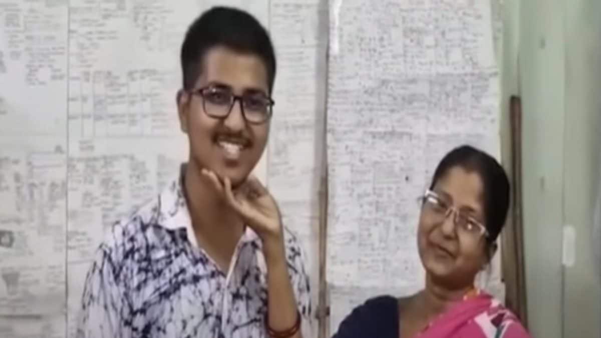 Bangla News মায়ের শরীর খারাপ-ই বদলে দিল ছেলের জীবন! সাফল্যে গর্বিত মা ...