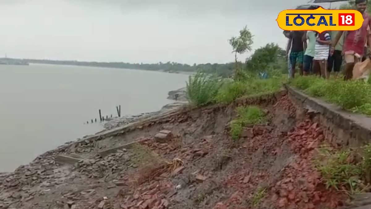 Crack in the river embankment in hingalganj Villagers are extremely ...
