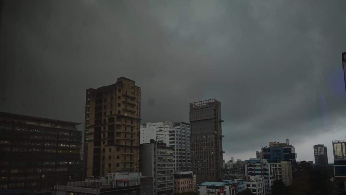 আসছে বিরাট ঝড়-তুফান! ভারী বৃষ্টি কোন কোন জেলায়? | কলকাতা - News18 Bengali
