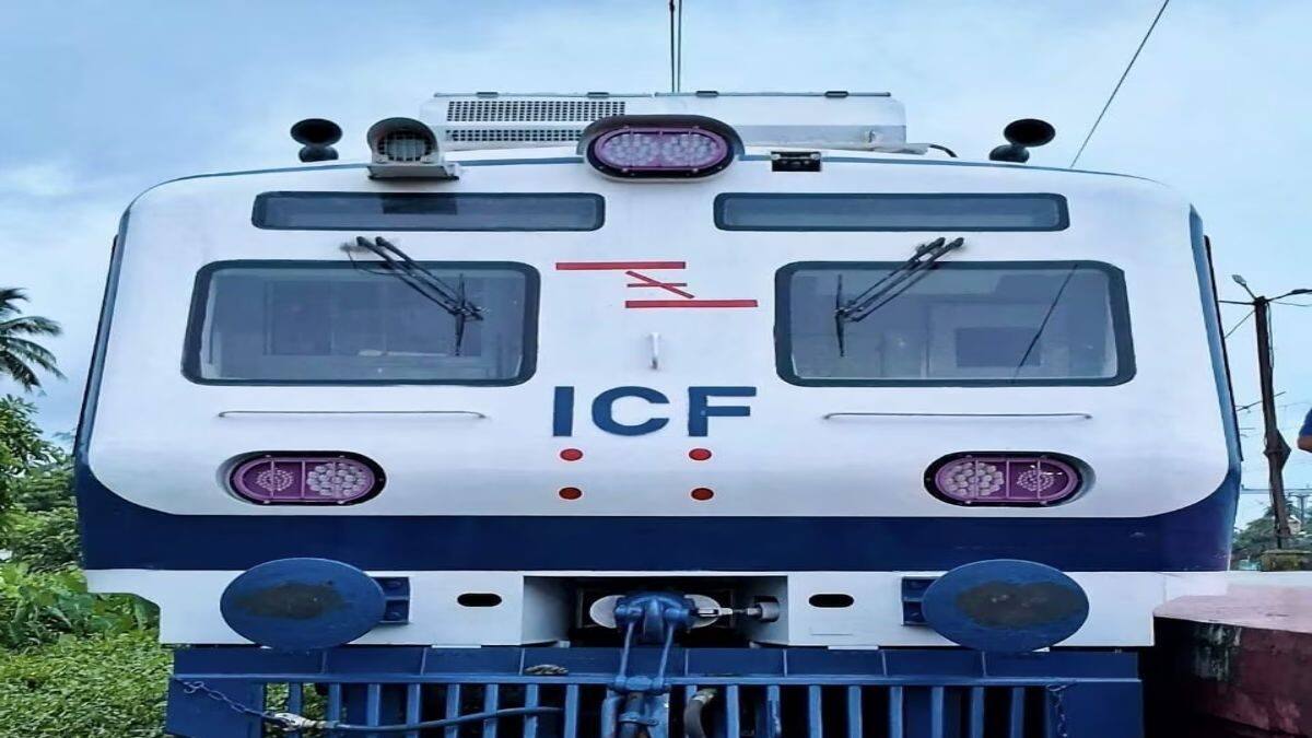 AC Local Train: প্রথম দিনেই বিনা টিকিটে AC লোকালে! কী করা হল যাত্রীকে ...