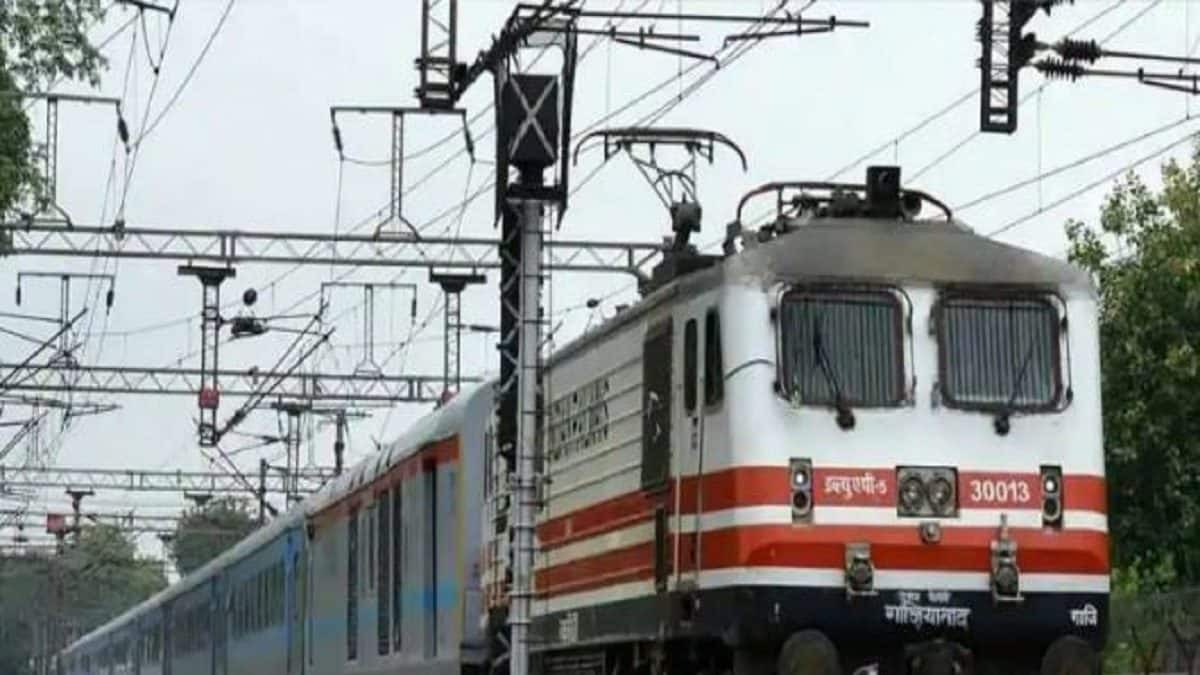 Indian Railways ফের ট্রেনে বড় বিপদ, ফরাক্কায় ট্রেনে ছিঁড়ে পড়ল হাই ...