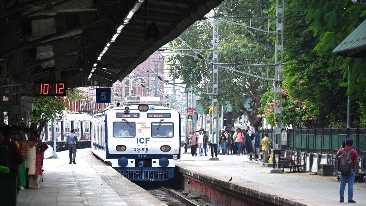 Indian Railways: ট্রেনের কামরায় তরুণীতে 'দিওয়ানা' টিটিই, টিকিট চেক-এর ...