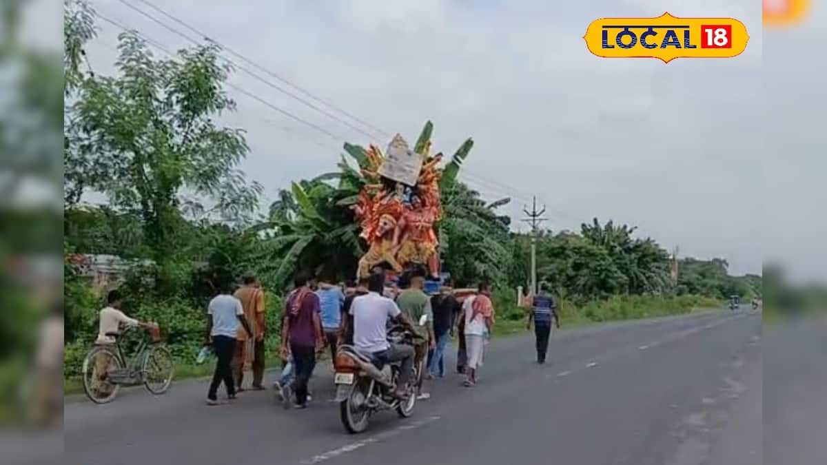 Durga Puja 2025 : পঞ্চমীতে দেবীর আগমন! গ্রামবাসীদের কাঁধে চেপে ৫ কিলোমিটার পথ পাড়ি দিলেন উমা ...