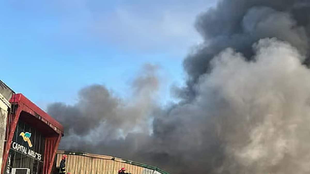 Dhaka Airport Fire ঢাকায় বিমানবন্দরে বড় দুর্ঘটনা, দাউ দাউ করে আগুন ...